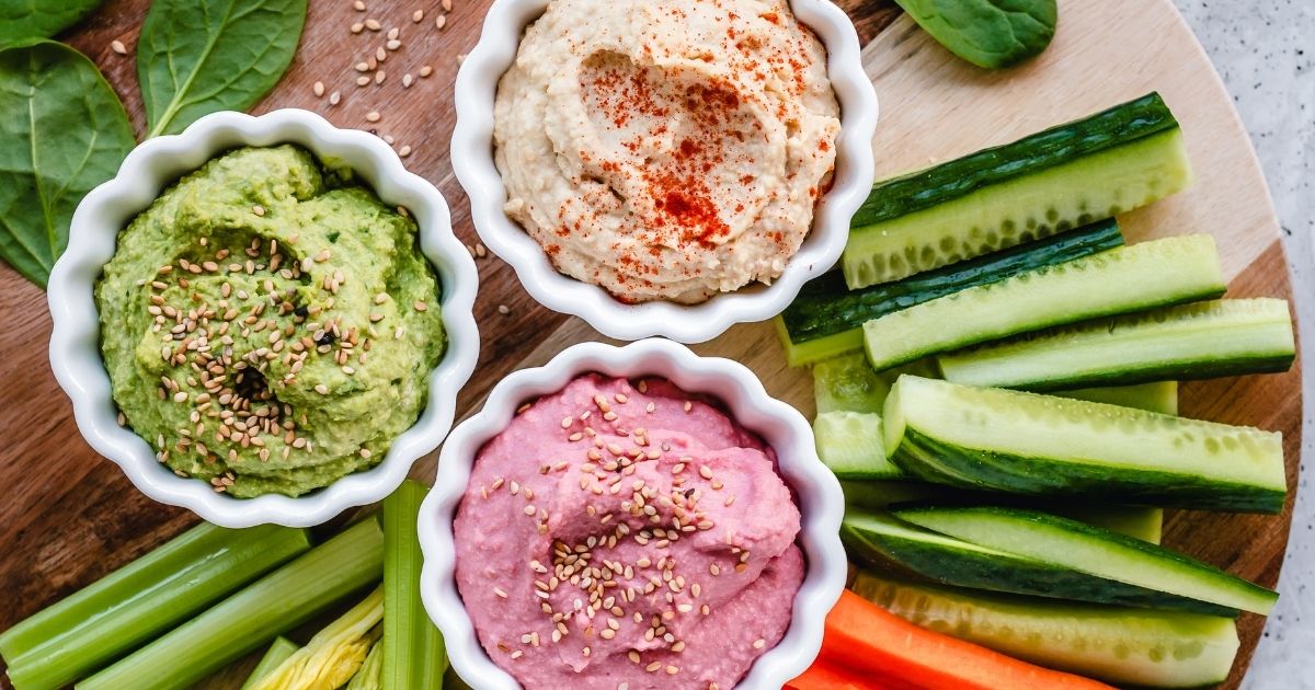 Hummus tricolore met dipgroenten - Smaakt