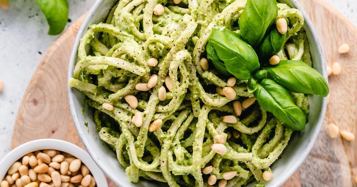 Speltnoedels met avocadopesto - Smaakt